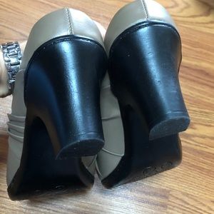 Judith | Shoes | Judith Tan Color Block Heel Mules S95 | Poshmark